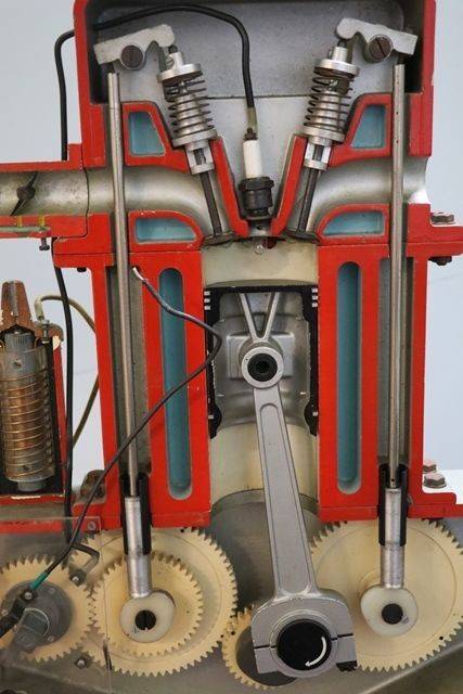 Student Display Cut Out Piston Engine | XXXX Antique Complex