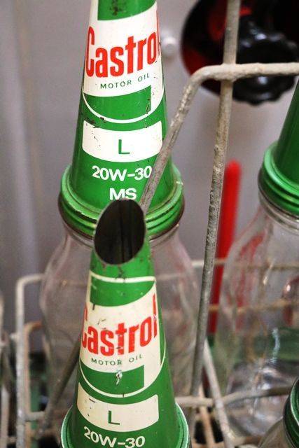Enamel Front Castrol Z 12 Bottle Oil Rack. | XXXX Antique Complex