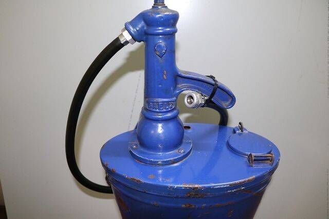 A Vintage Duckhams Hypoid 80 Gear Oil Dispenser. | XXXX Antique Complex
