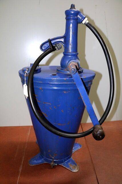 A Vintage Duckhams Hypoid 80 Gear Oil Dispenser. | XXXX Antique Complex