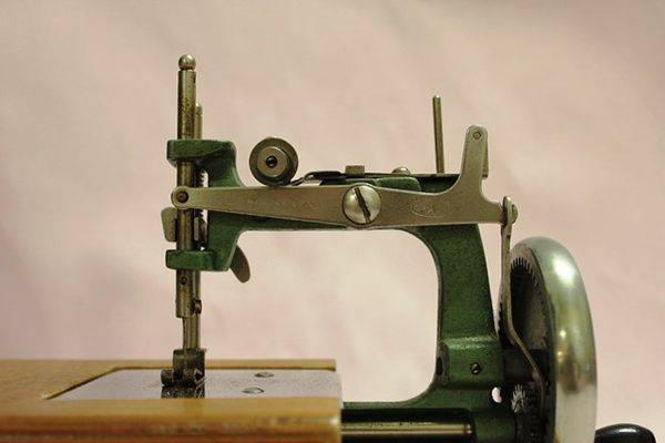 Grain Miniature Sewing Machine | XXXX Antique Complex