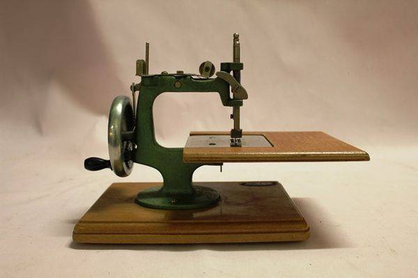 Grain Miniature Sewing Machine | XXXX Antique Complex